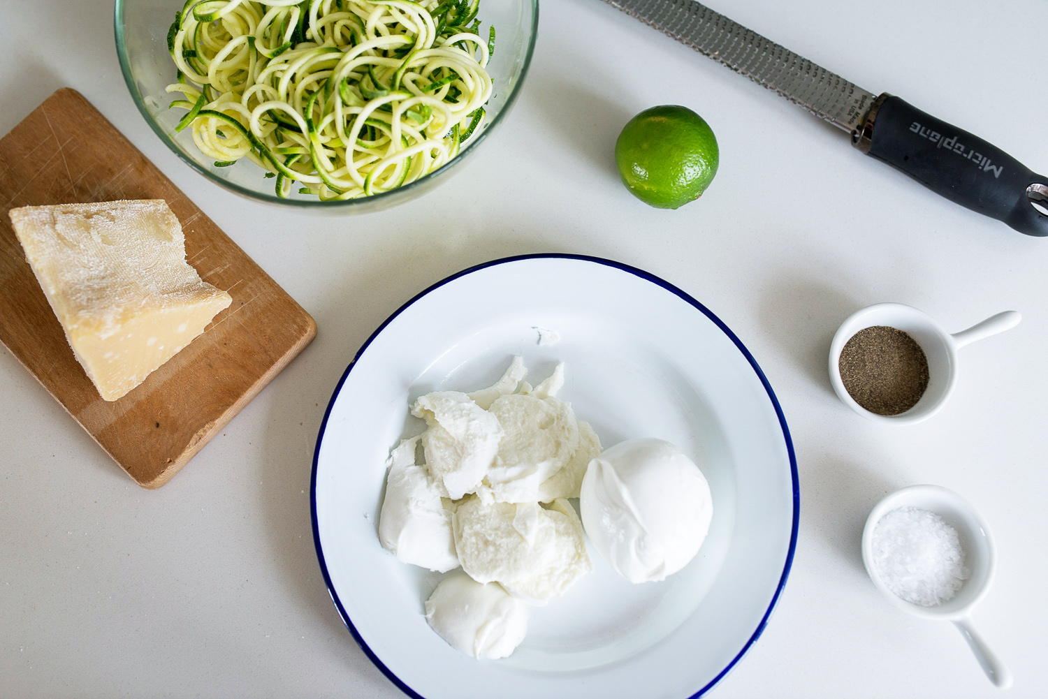 Courgette Pizza with Mozzarella, Lemon Zest & Basil - Mondomulia