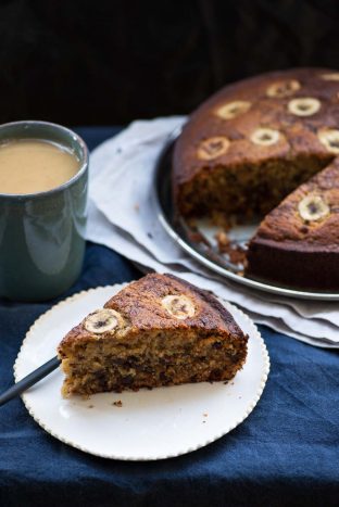 Banana and Medjool Date Cake - Mondomulia