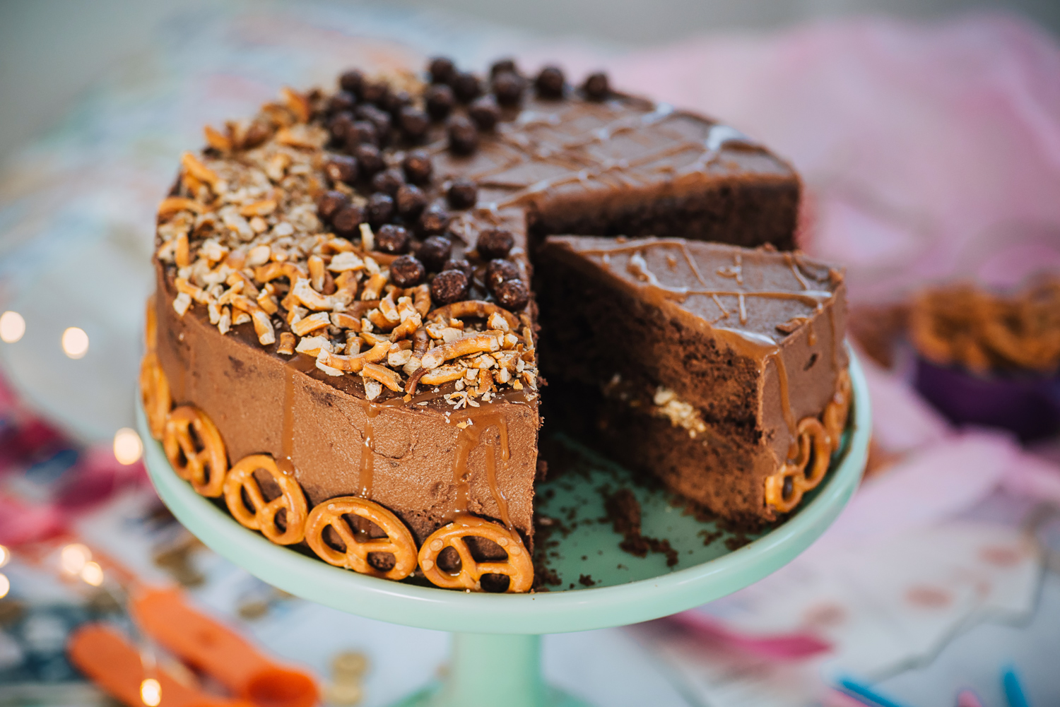 Salted Caramel Pretzel Chocolate Cake - Mondomulia